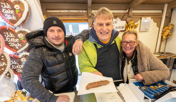 Überraschung auf Pforzheims Weihnachtsmarkt: Früherer Schaustellerlehrer plötzlich Praktikant ...