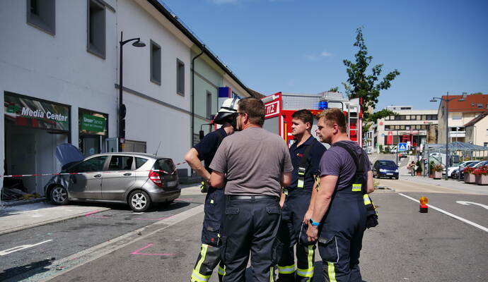 Spektakulärer Unfall in Bretten: Auto fährt in Ladengeschäft - Startseite