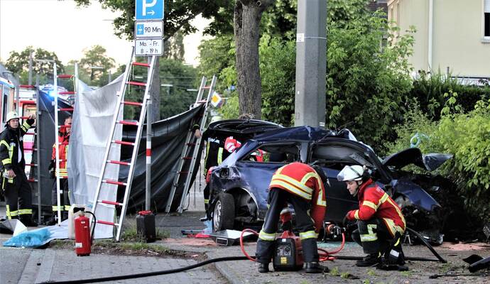 Nach tragischem Unfall mit zwei Toten in Karlsruhe: Das ist die mögliche Ursache des Crashs ...