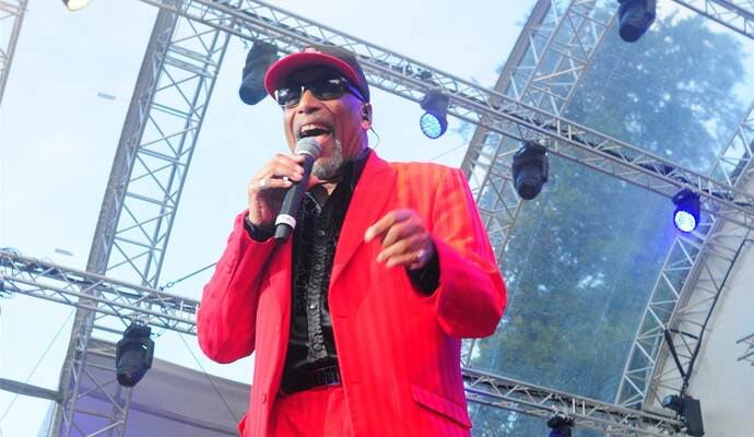 Sweet Soul Music mit Ron Williams bringt die Fans in Hirsau zum Tanzen ...