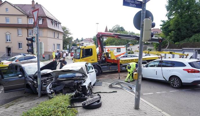 Zusammenstoß in Pforzheim: Zehn Verletzte nach Crash mit drei Autos ...