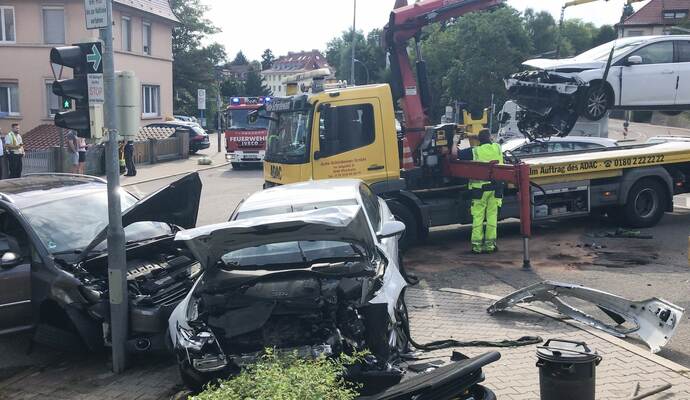 Zusammenstoß in Pforzheim: Zehn Verletzte nach Crash mit drei Autos ...