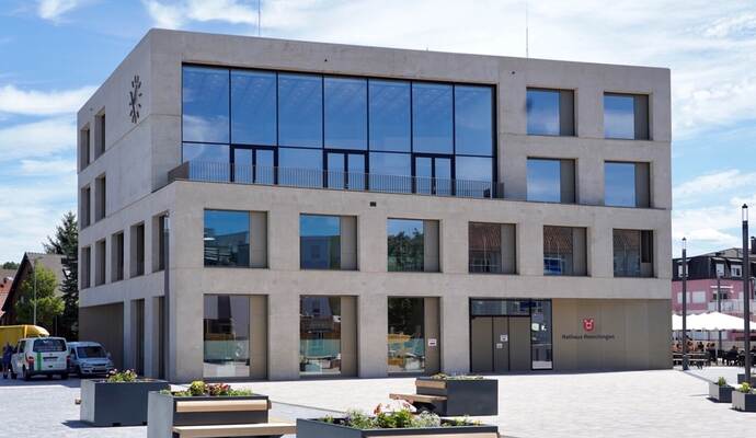 Neue Blumenkübel: So lädt der Platz vor dem neuen Rathaus in Remchingen ...