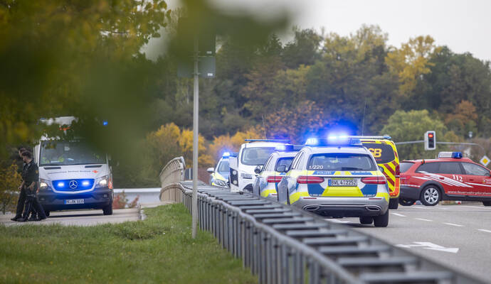 Großeinsatz wegen auffälliger Person auf Brücke: A8-Sperrung bei Pforzheim-Nord wieder ...