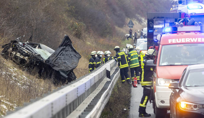Porsche überschlägt sich mehrfach: Schwerer Unfall auf A8 bei Pforzheim ...