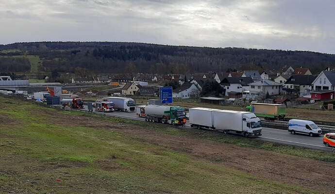 Unfall mit drei Lkw bei Pforzheim Ost führt zu kilometerlangem Stau ...