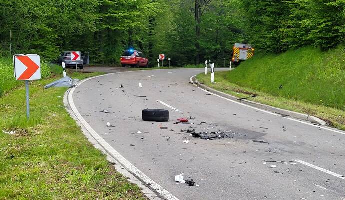 Unfall mit Feuerwehrauto: 23-Jähriger bei Bretten schwer verletzt ...