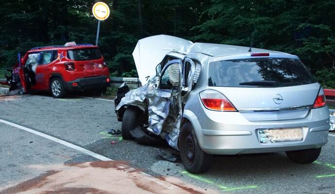 Schwerer Unfall in Pforzheim: Opel kollidiert mit Fahrschulauto ...
