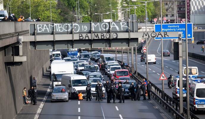 Katz und Maus fürs Klima? Aktivisten blockieren in Berlin - Startseite