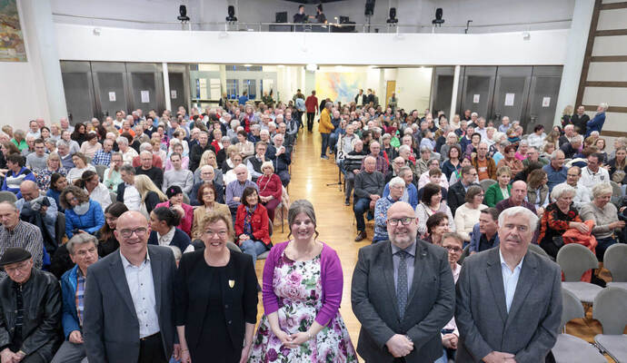 Über 500 Besucher: Kandidaten für Nieferner Bürgermeisterwahl ...